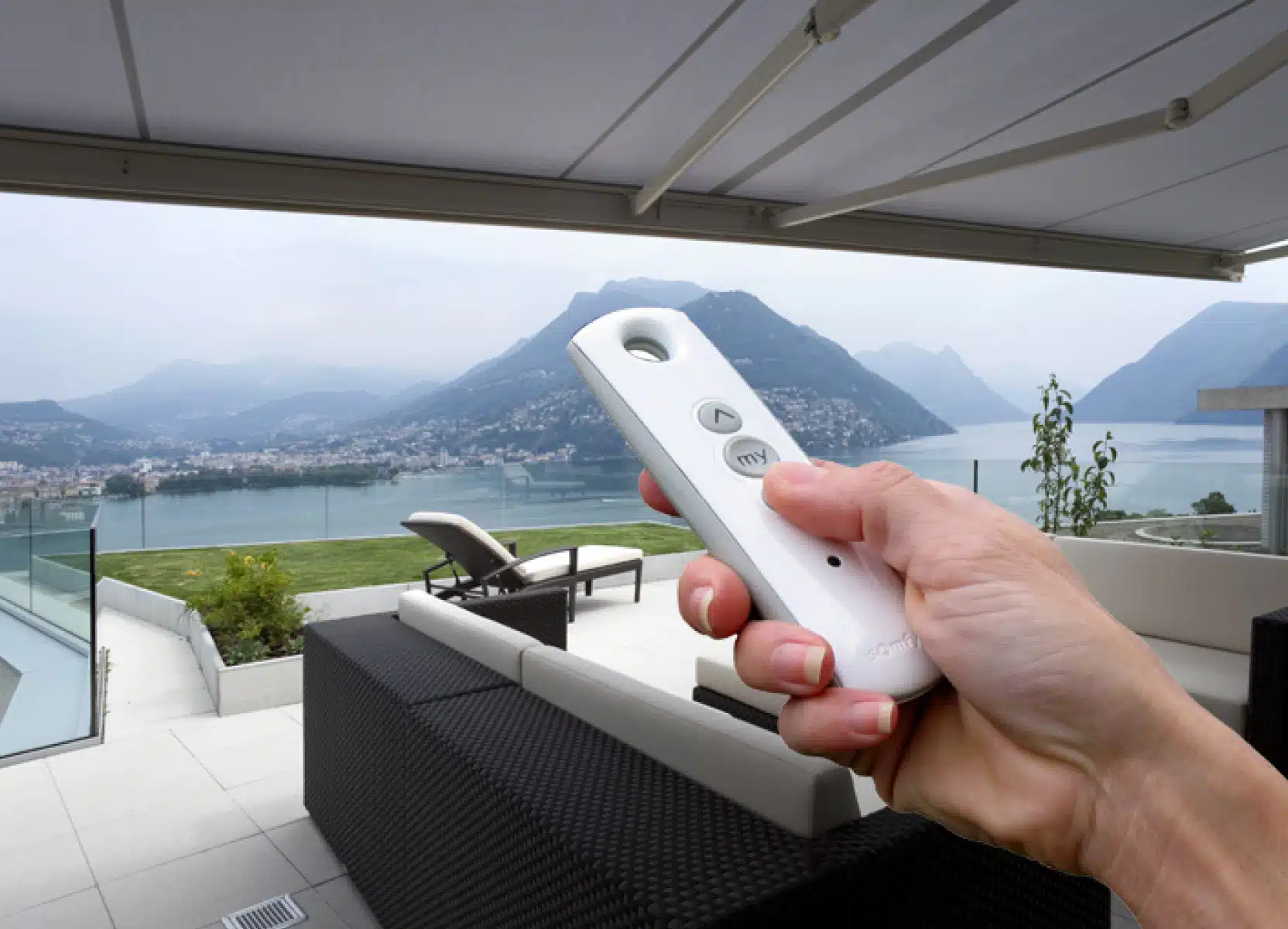 The Benefits of a Remote Control Motorized Retractable Awning